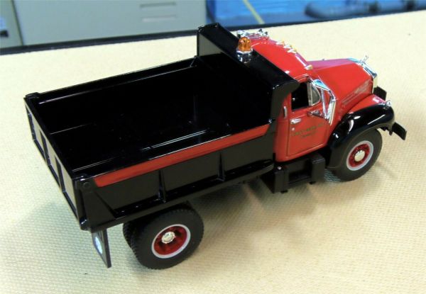 1/34 Scale First Gear Mack 1960 B - Model Mack Short Dump Bed | #69491131